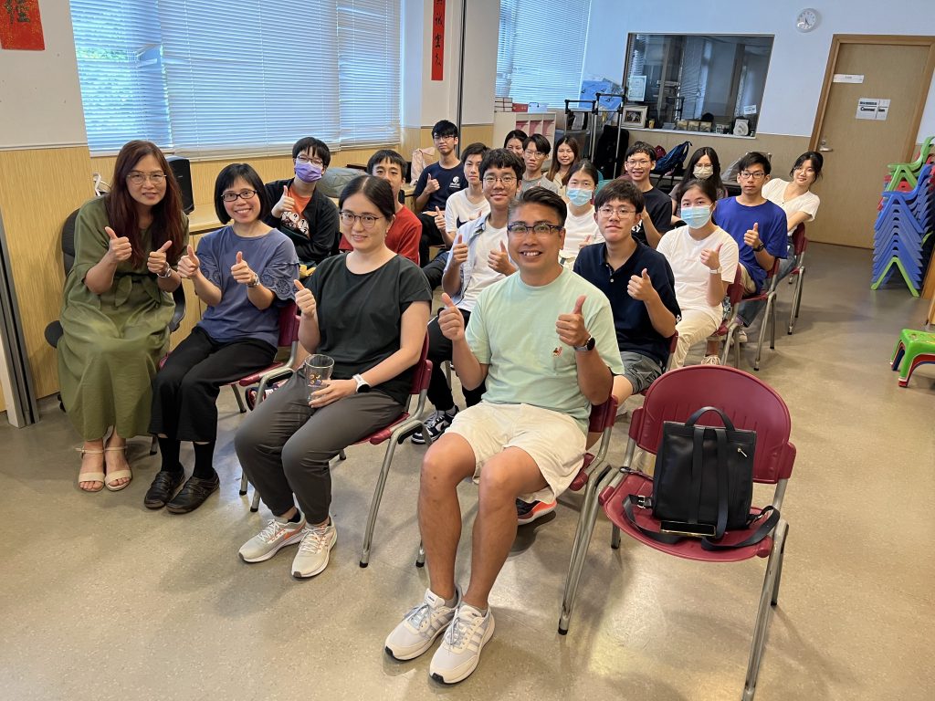 6_Dr CHAN presented school souvenirs - Alumni Association